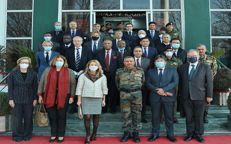 Envoys visit Army Headquarter 15-Corps - Greater Kashmir