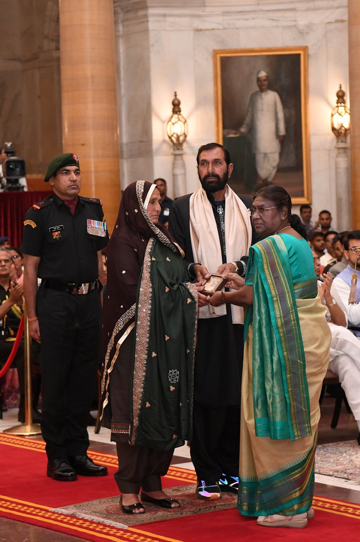 President Murmu presents Shaurya Chakra to rifleman Aurangzeb ...
