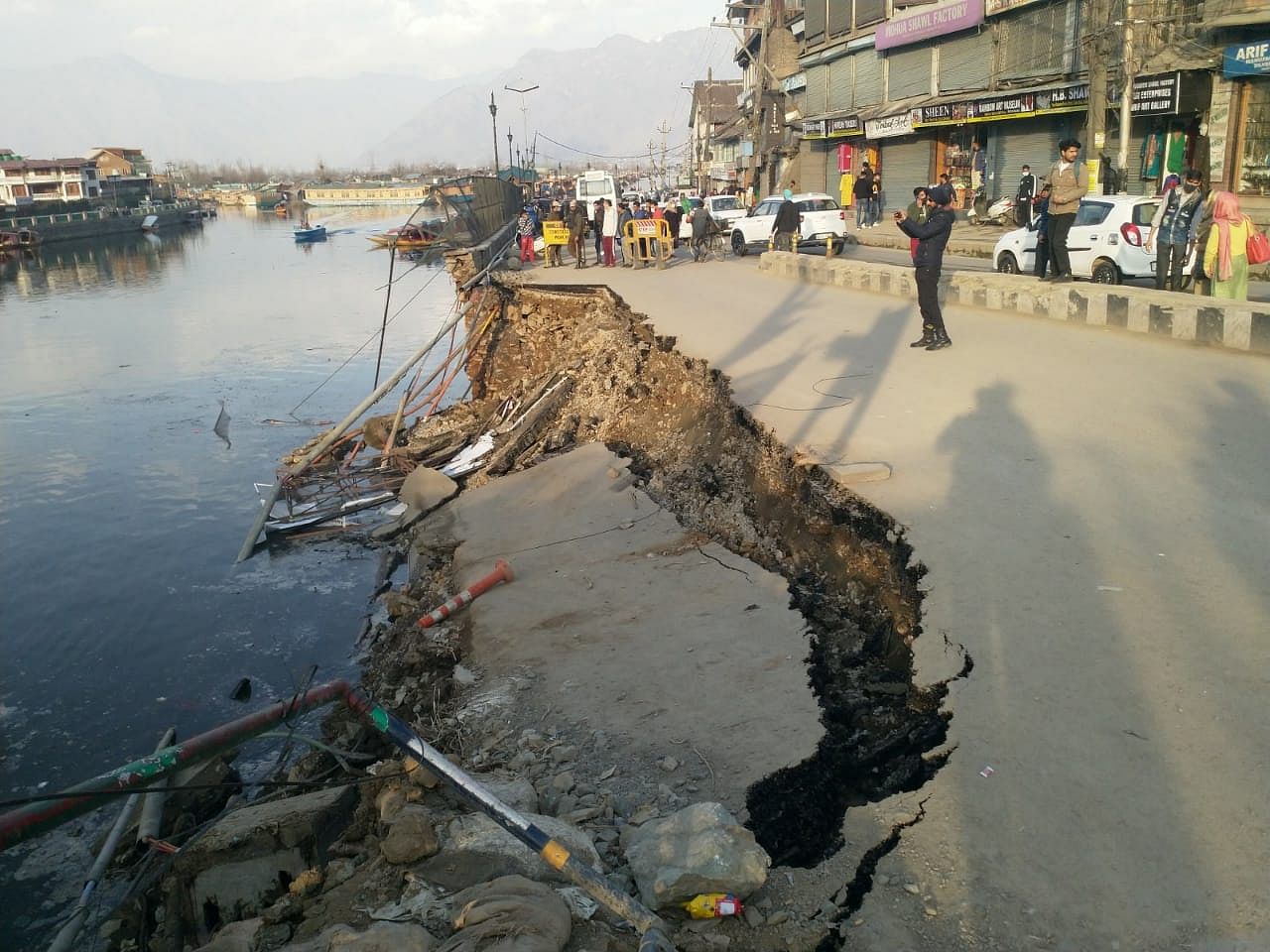Portion of Boulevard road caves in - Greater Kashmir
