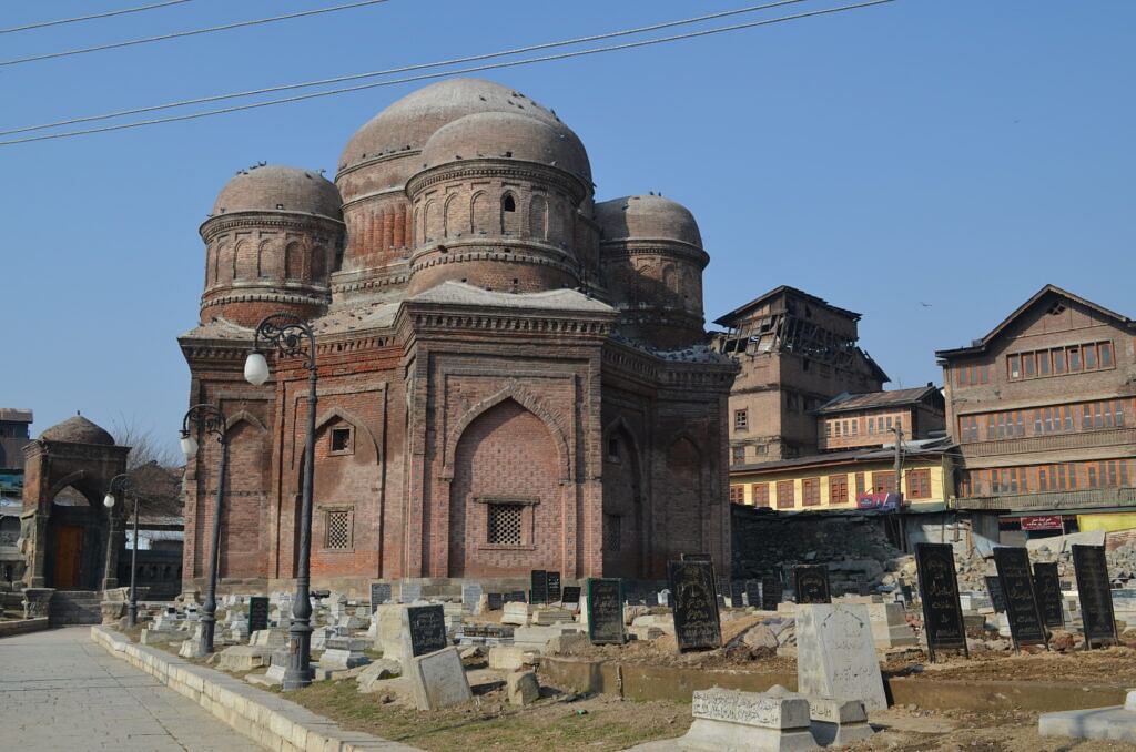 Once Kashmir’s trade epicentre, historic Maharaj Gunj market in ruins ...