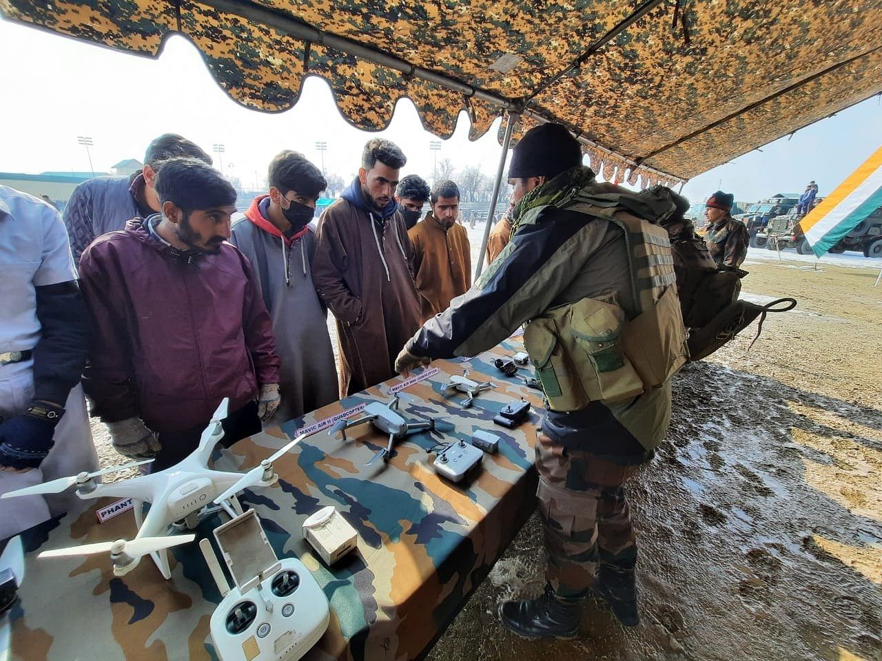 Army holds equipment display function - Greater Kashmir