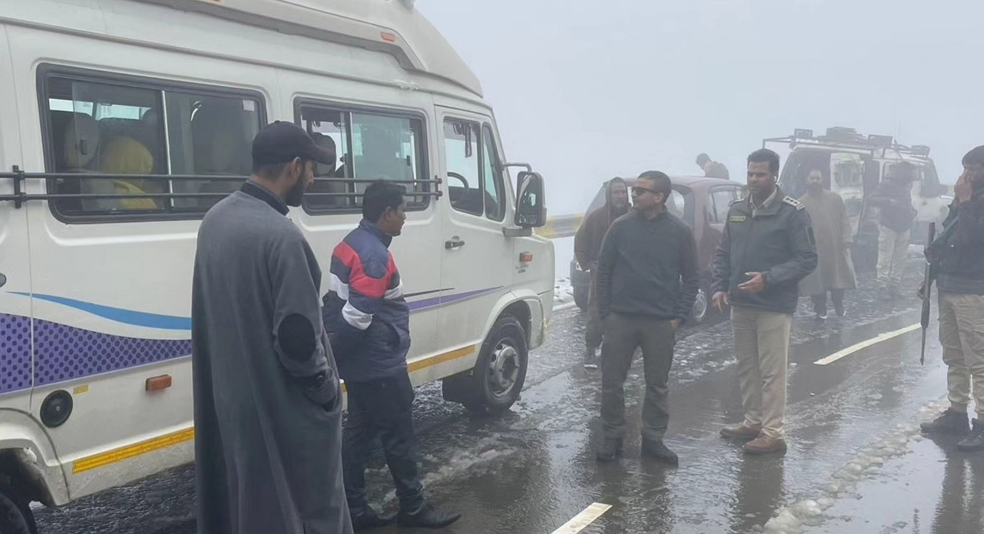 Police rescue tourists stranded near Jawahar Tunnel - Greater Kashmir