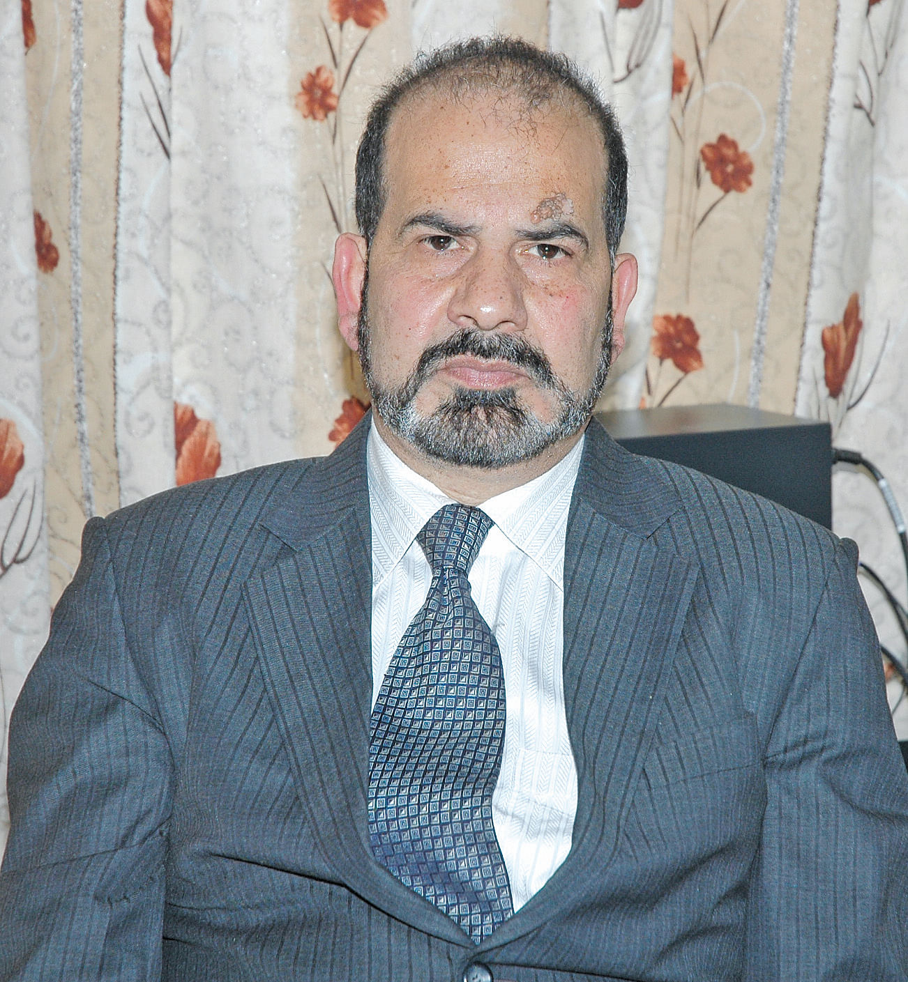 Renzu awards 12th class position, distinction holders - Greater Kashmir