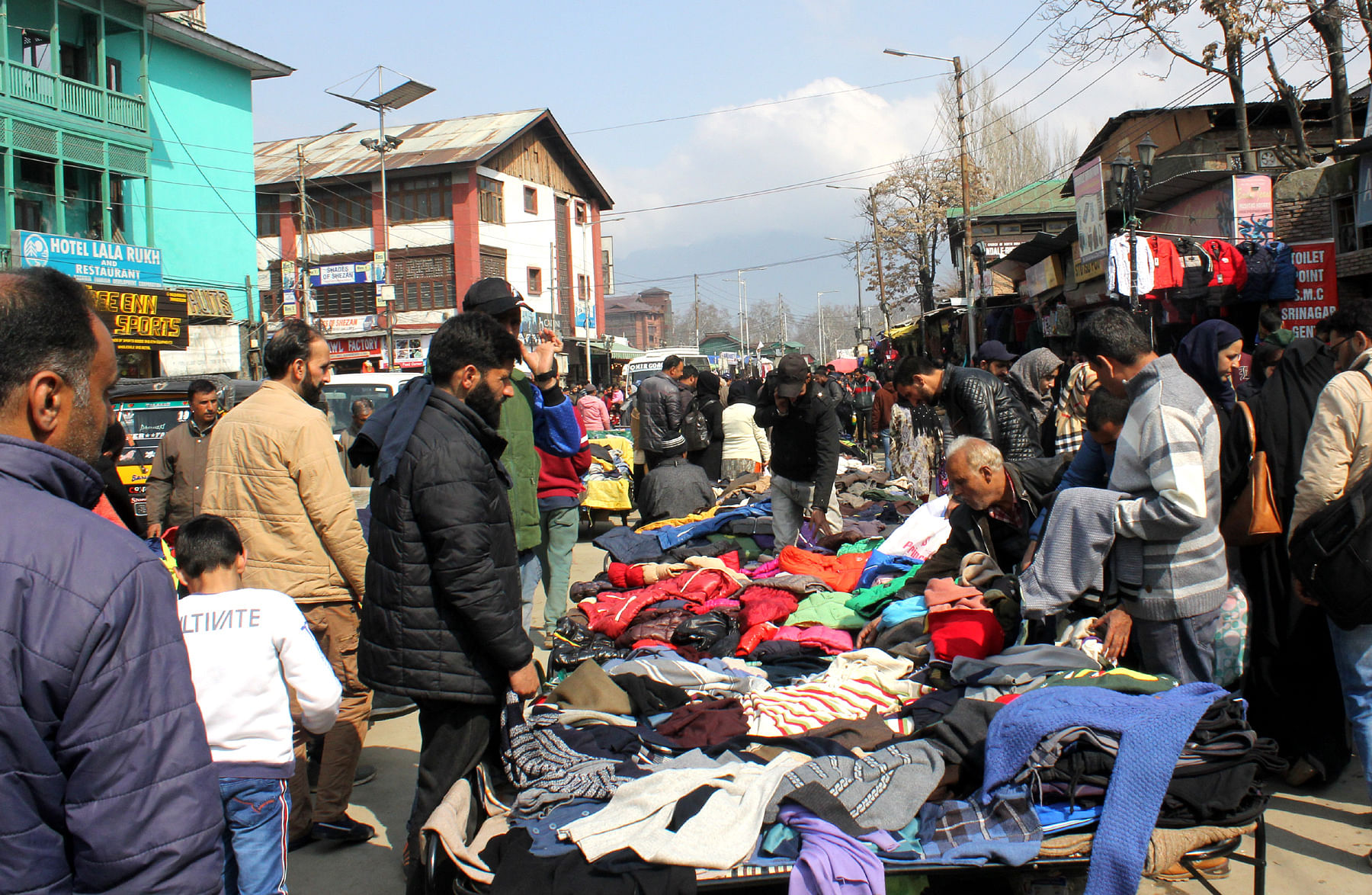 Sunday market in Srinagar - Greater Kashmir
