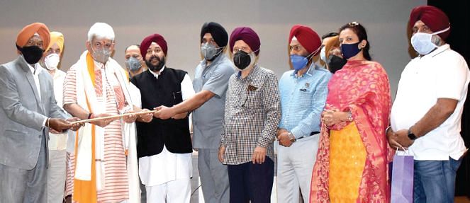 LG lauds Sikh community for unity in society - Greater Kashmir