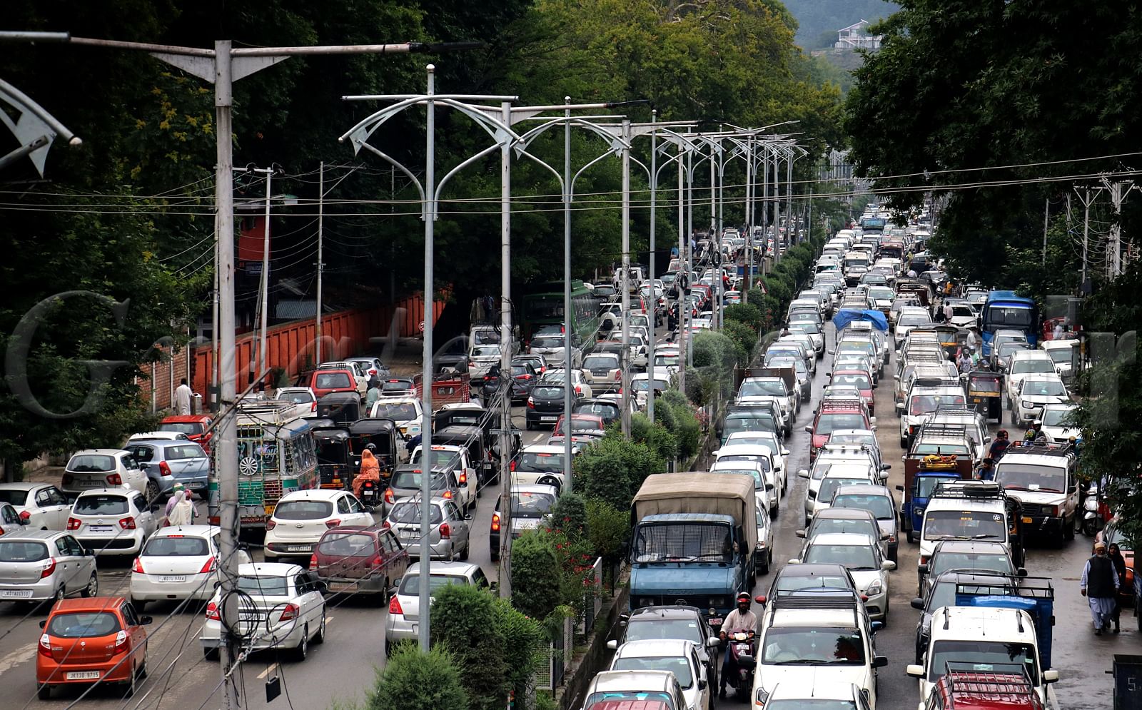 Traffic jams in city areas pester commuters - Greater Kashmir