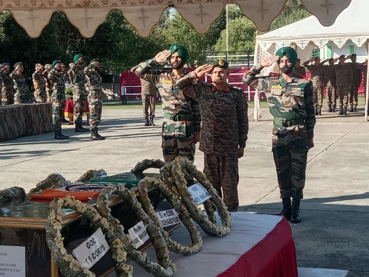 J&K: Northern Army Commander pays tribute to technician killed in chopper crash - Greater Kashmir
