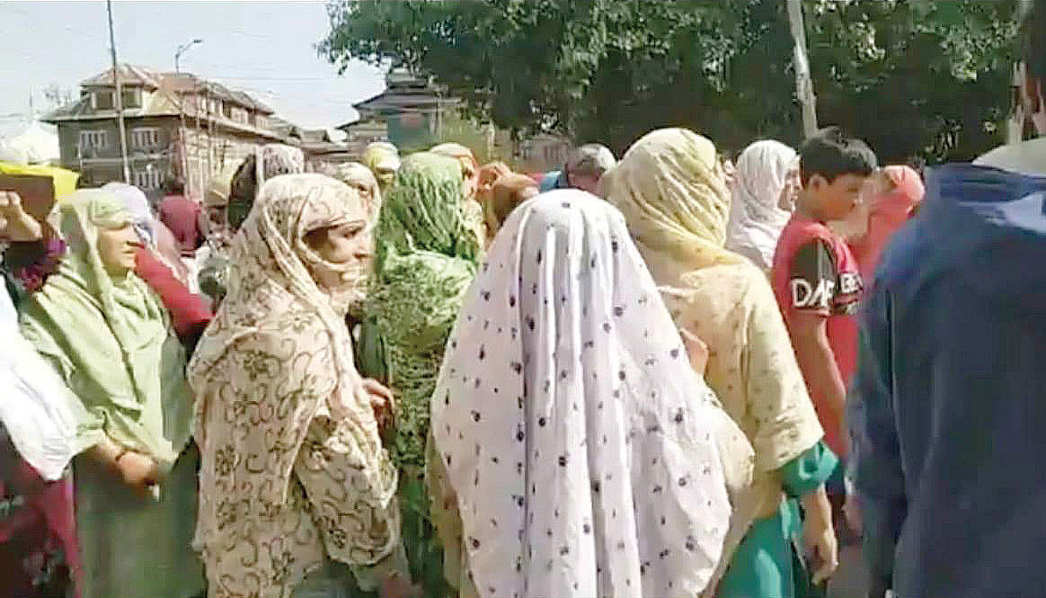 Unscheduled power cuts trigger protest at Gaw Kadal - Greater Kashmir