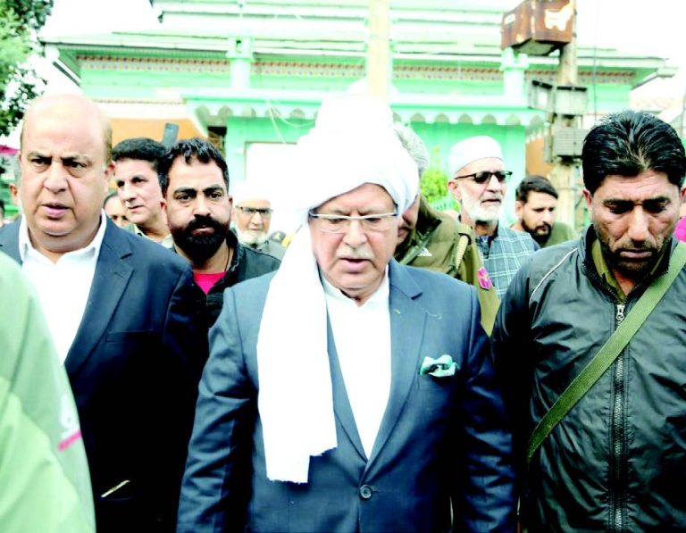 Dr Darakhshan pays obeisance at Kabamarg, Khiram shrines - Greater Kashmir