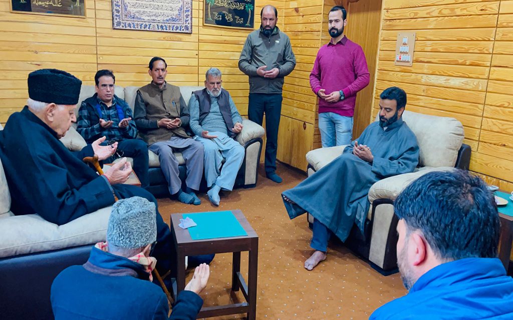 Dr Farooq Abdullah visits Aga Ruhullah’s residence - Greater Kashmir