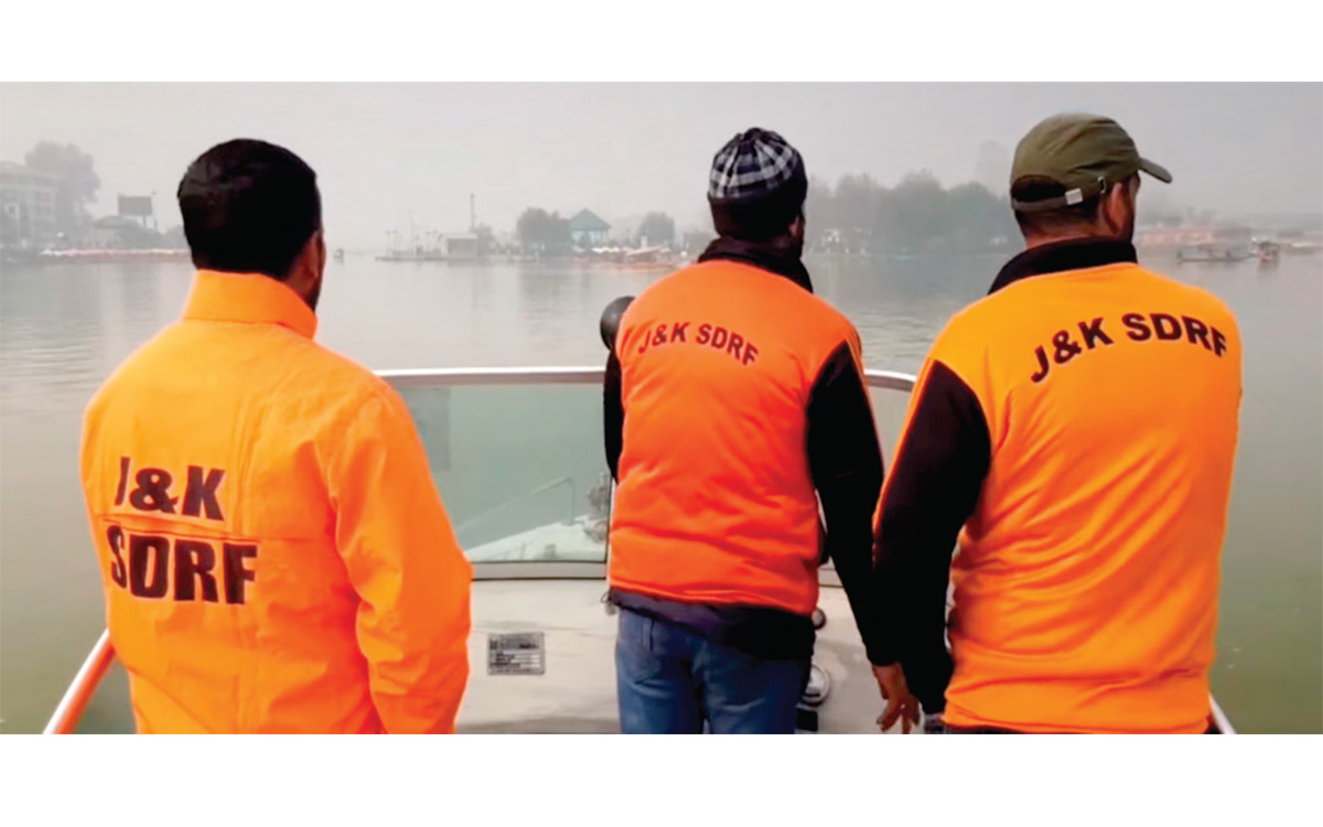 Amid foggy mornings, SDRP patrols Dal Lake to help visitors