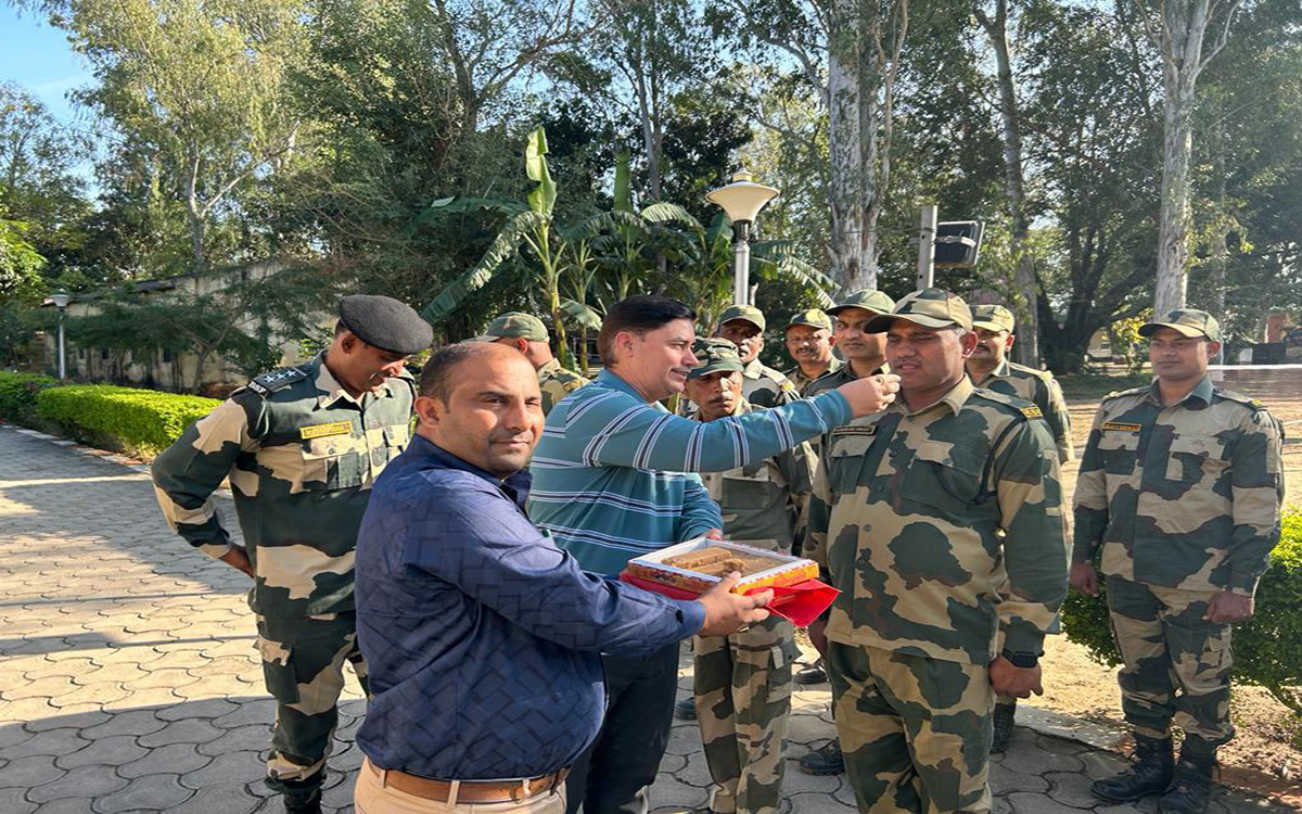 Samba administration celebrates Deepawali with BSF Jawans on border ...