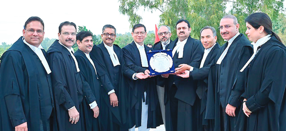 High Court of J&K, Ladakh accords farewell reference to Justice Mohan ...