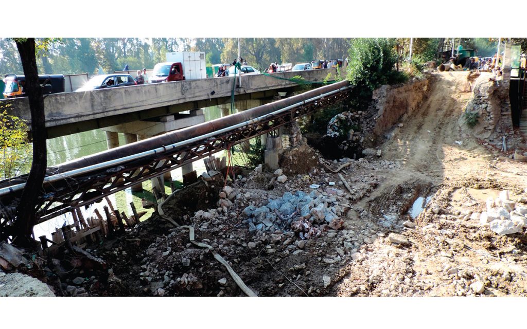 Slow pace of Dalgate bridge construction irks commuters - Greater Kashmir