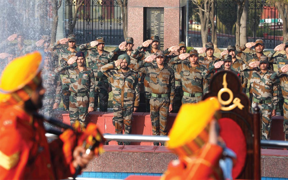 Vijay Diwas 2023 | Maj Gen Gautam lays wreath at Balidan Stambh ...