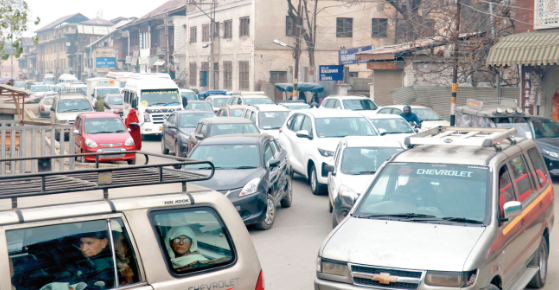 Traffic jams pester commuters in Srinagar