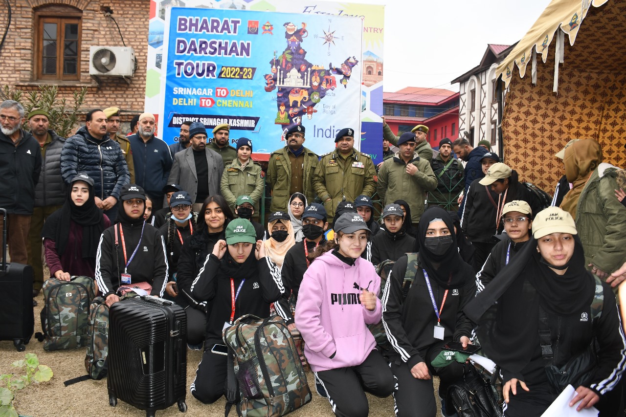 IGP Kashmir flags off Bharat Darshan tour - Greater Kashmir