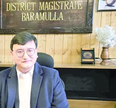 DC Baramulla flags off 20 students for educational tour of IIT Kanpur ...