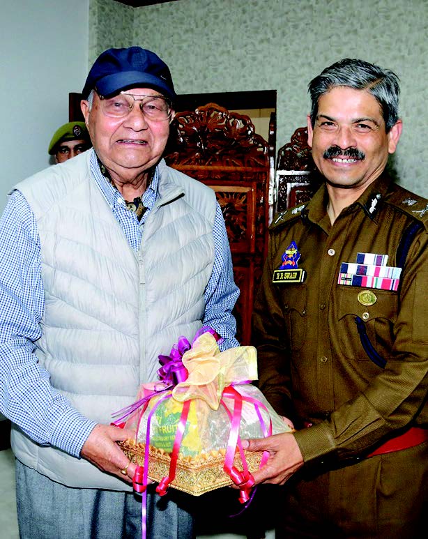 Former DGP Sabharwal calls on DGP Swain - Greater Kashmir