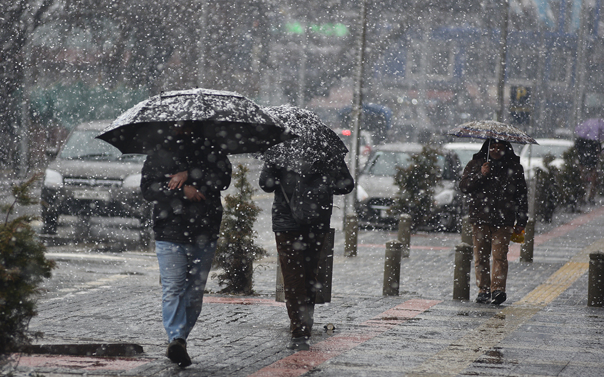 Snowfall, rain continue for 3rd day in Kashmir