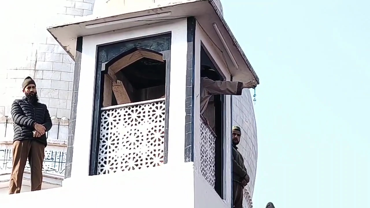 Thousands Throng Hazratbal Shrine On Friday Following Me'raj-ul-Alam ...