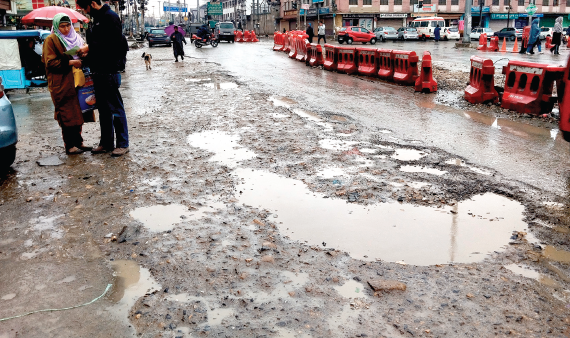 Incessant rains hit normal life in Srinagar - Greater Kashmir