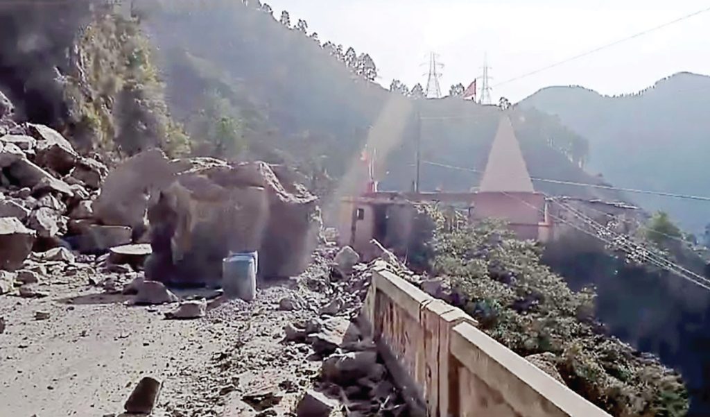 Srinagar-Jammu National Highway | Vehicular traffic movement disrupted ...