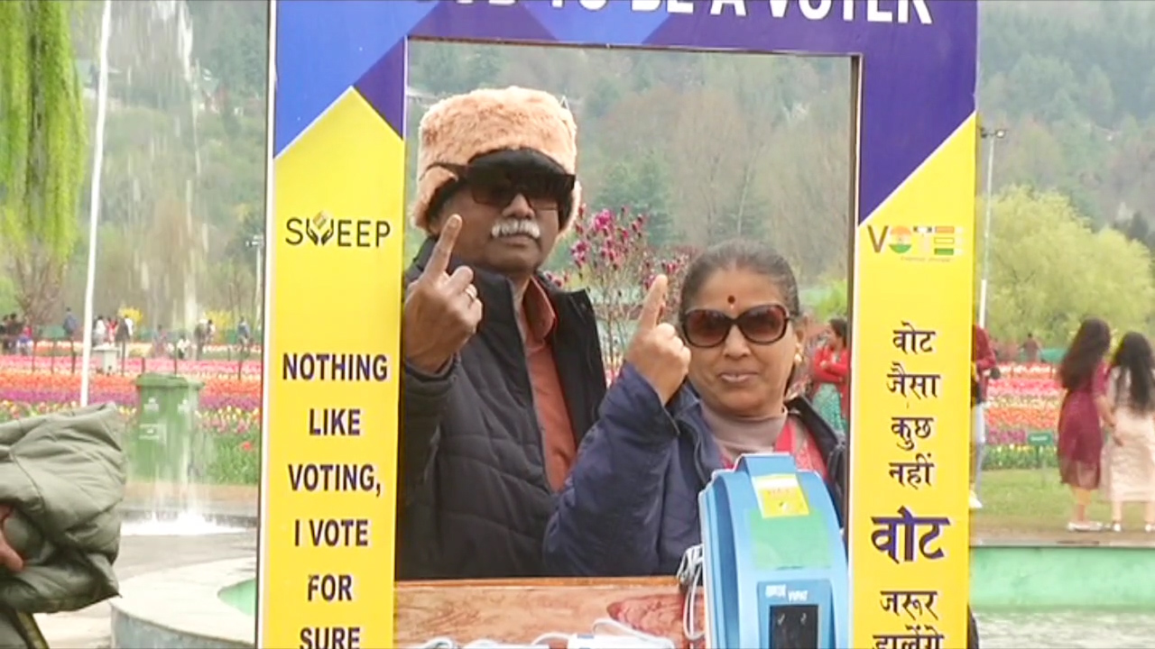 Voting Awareness Campaign Held At Tulip Garden Srinagar - Greater Kashmir